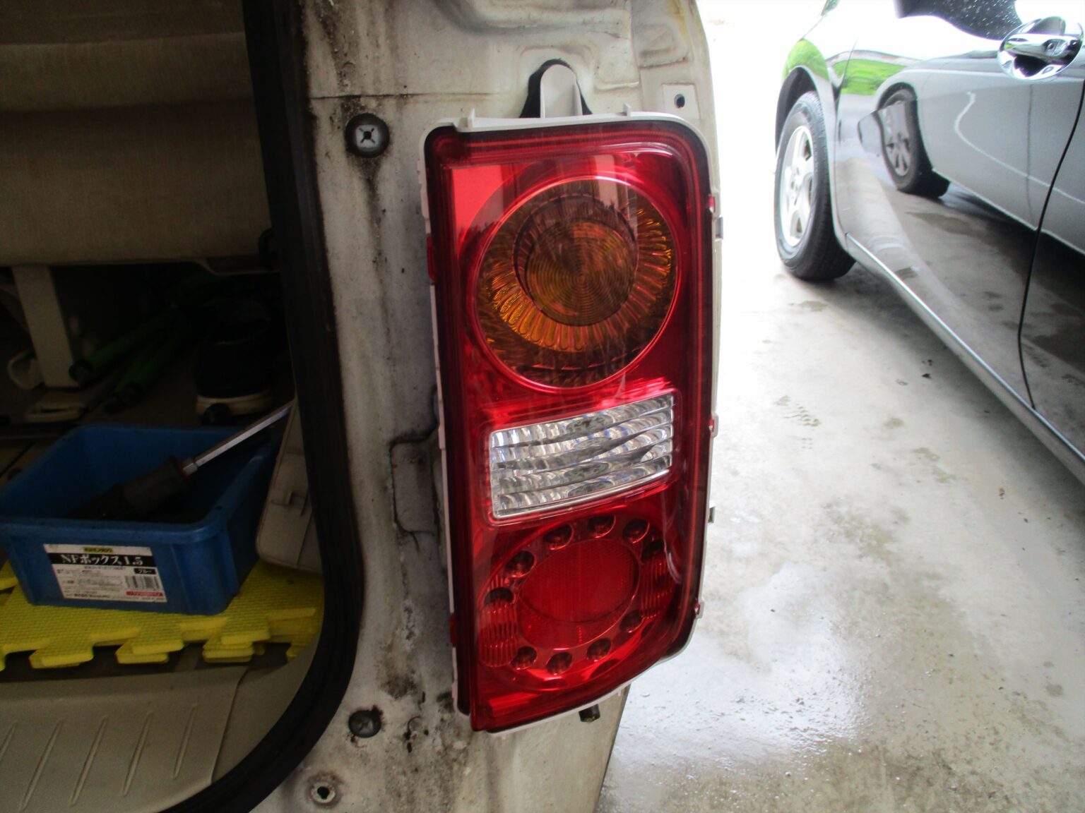 エルグランド テールランプ割れ 修理 【三重県明和町】 | 多気郡明和町 車検・修理・部品取付 TSオートサービス